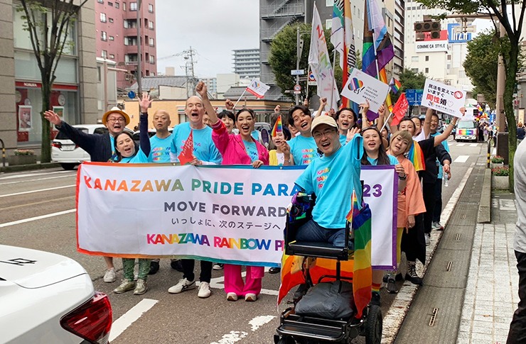 金沢市でレインボープライド金沢が開催700人がパレード。アンミカ夫妻も参加 | LGBT.jp